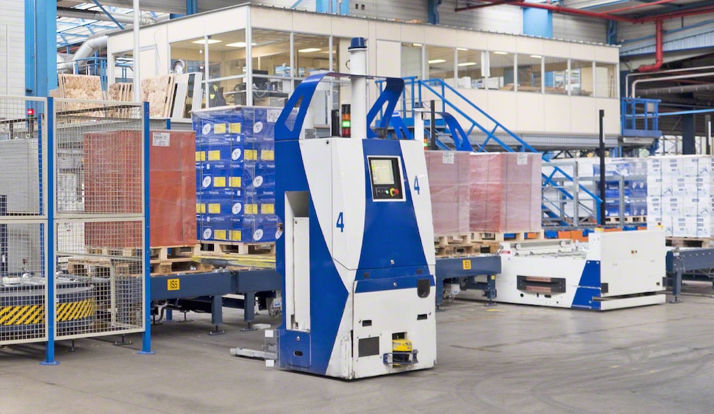 Automated guided vehicle warehouse - Mecalux.com