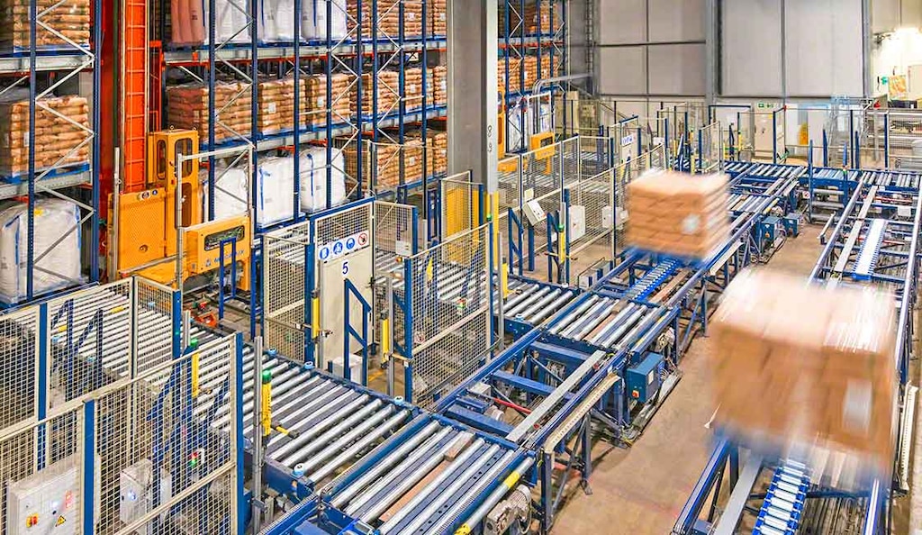 Electric trucks and their impact on logistics - Mecalux.com