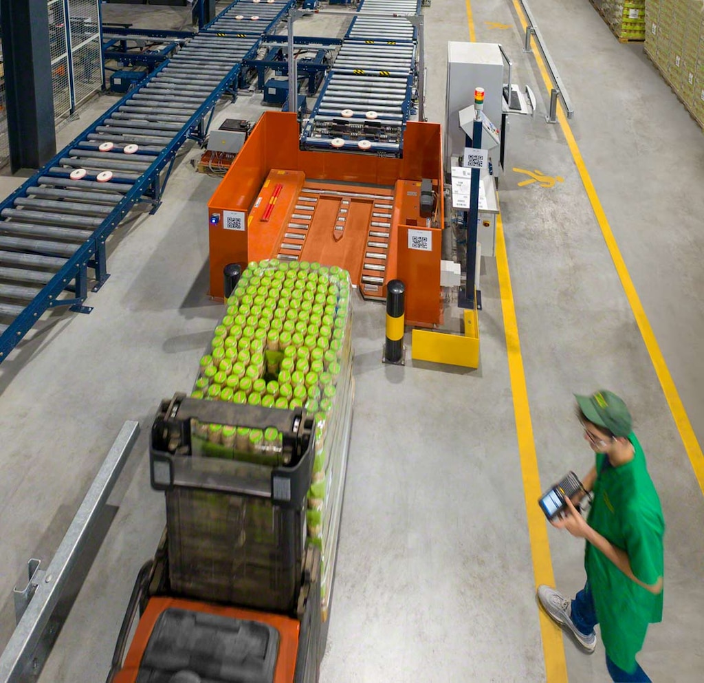 Pallet lifts and vertical conveyors - Mecalux.com