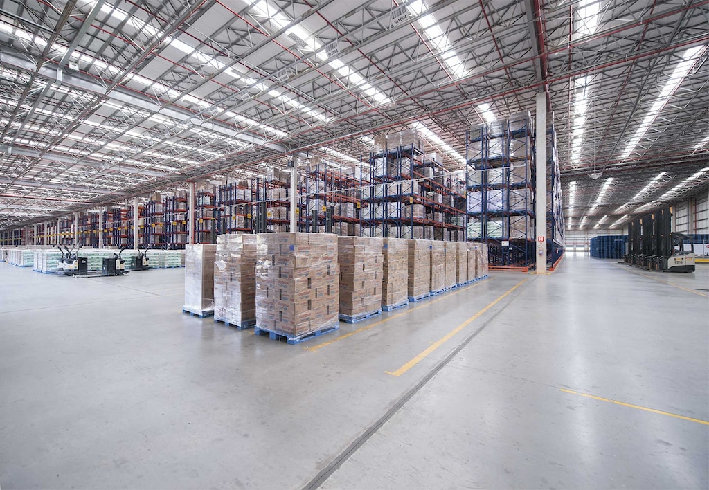Logistics staging area in a warehouse - Mecalux.com
