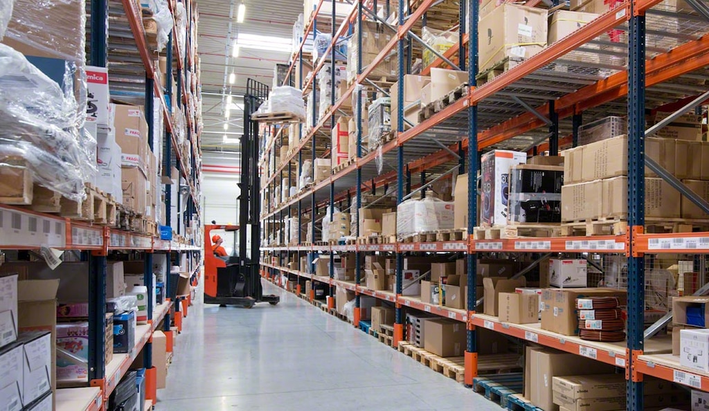 Material handling equipment in a warehouse - Mecalux.com