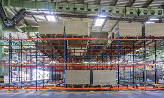 5 warehouses with oversized pallets - Mecalux.com