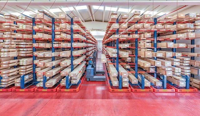 Side loader forklifts for long loads - Mecalux.com