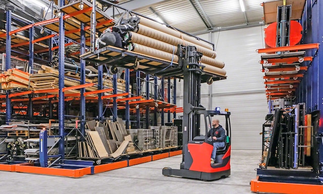 Side loader forklifts for long loads - Mecalux.com