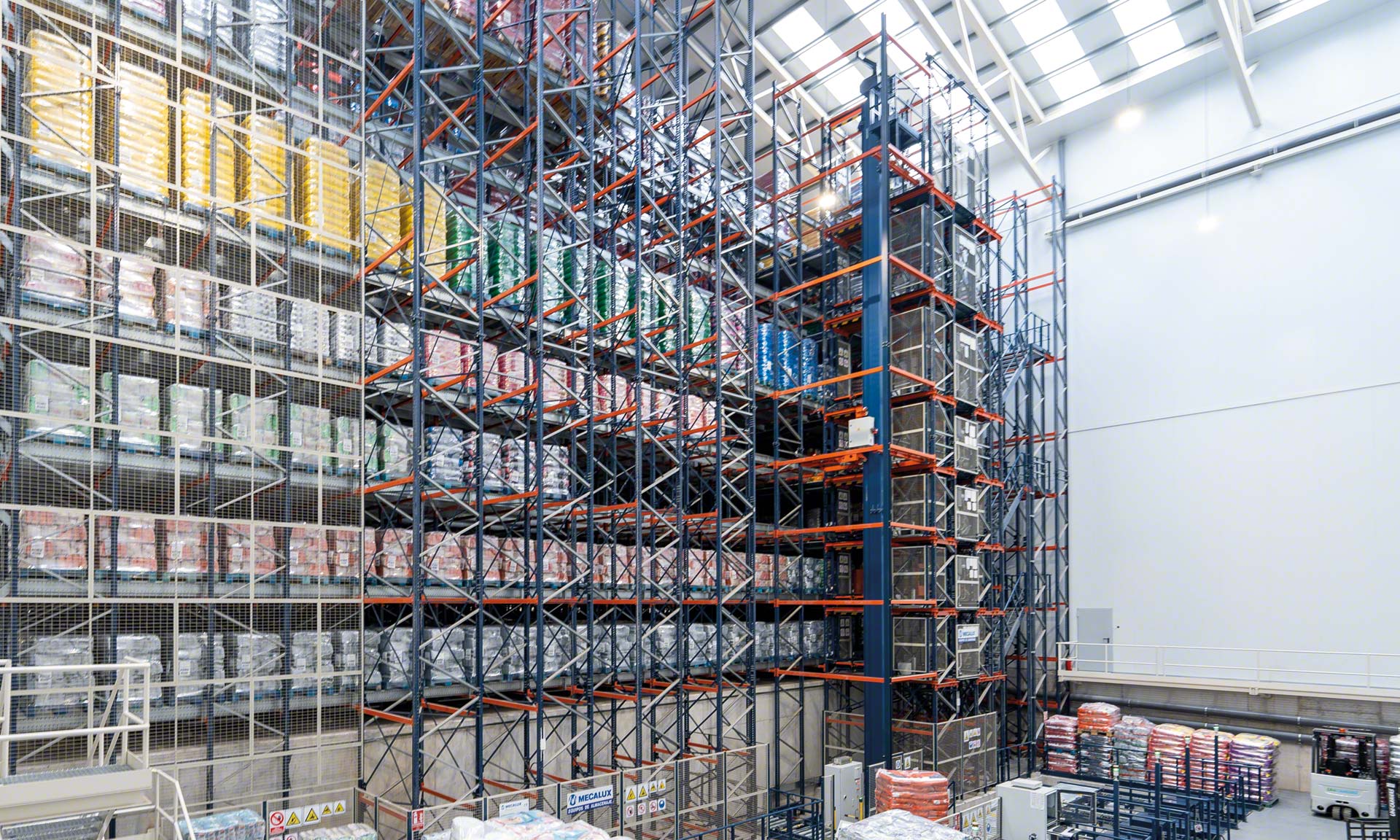 Combining transfer cars with Pallet Shuttle - Mecalux.com