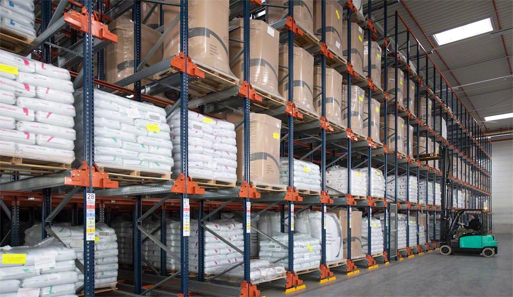 Semi-automated or automated Pallet Shuttle? - Mecalux.com