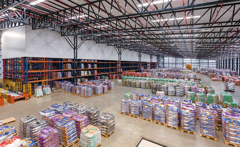 New automated pet food warehouse for Special Dog - Mecalux.com