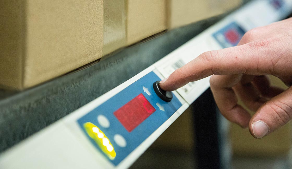 Picking process in a warehouse with a WMS - Mecalux.com