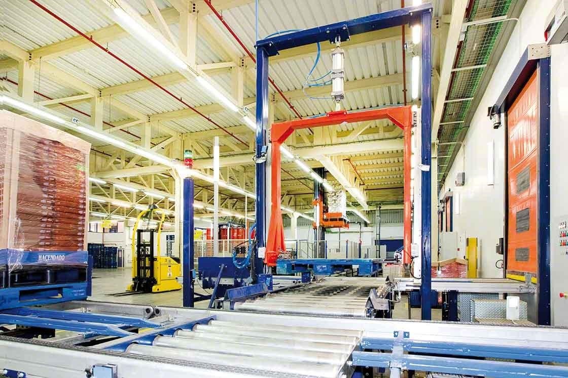 Roller conveyors: in-warehouse applications - Mecalux.com