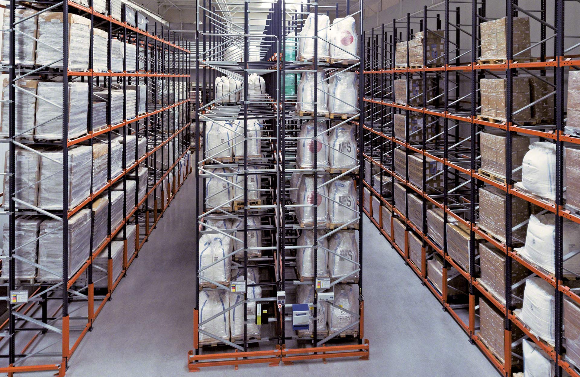 Push-Back Pallet Racking - Mecalux.com