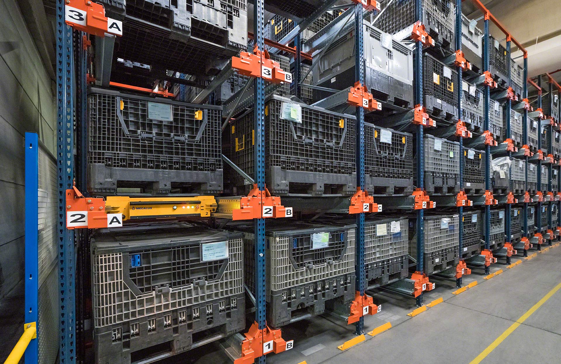 Pallet Shuttle Racking System - Mecalux.com