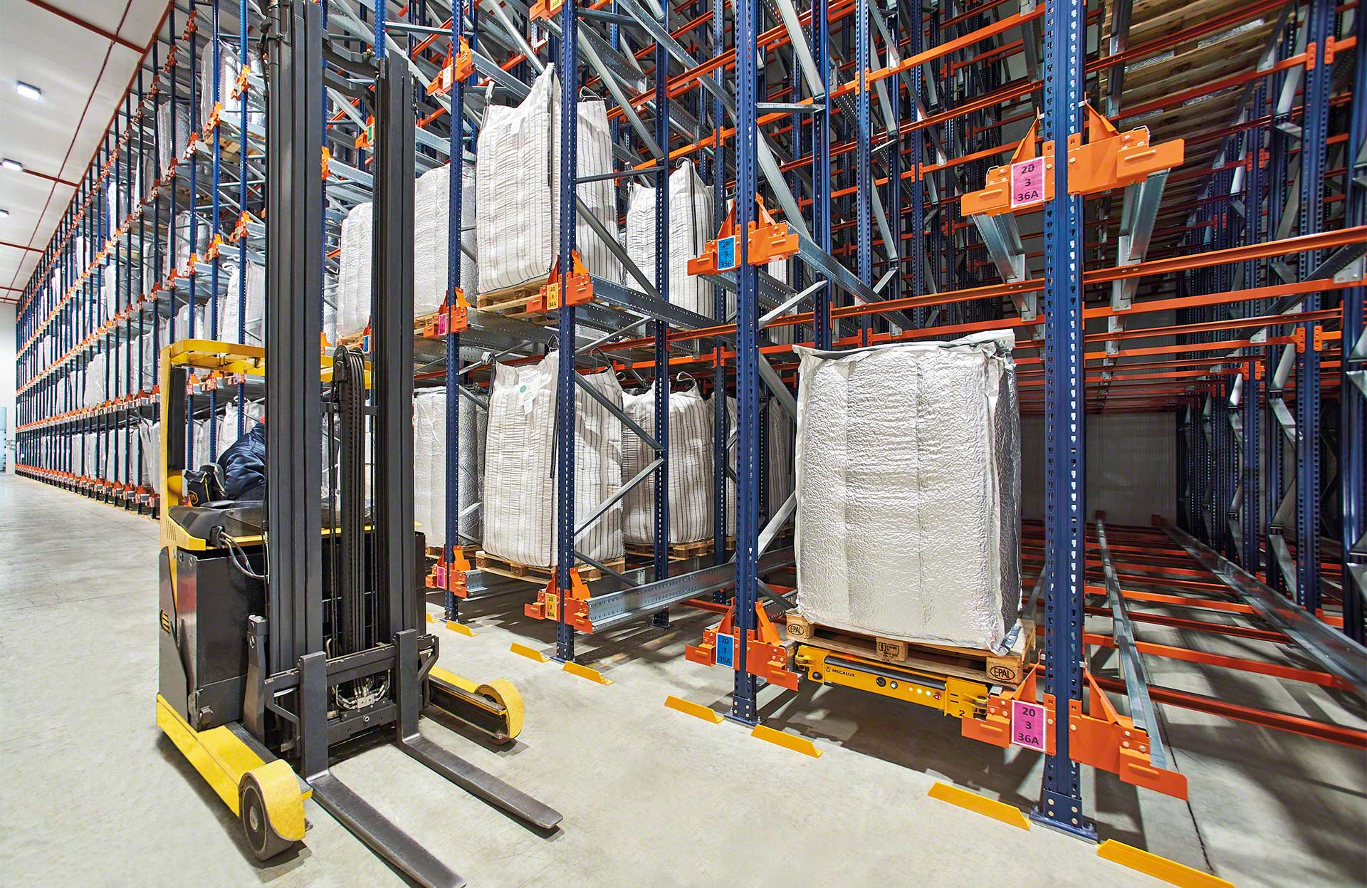 Pallet Shuttle Racking System - Mecalux.com