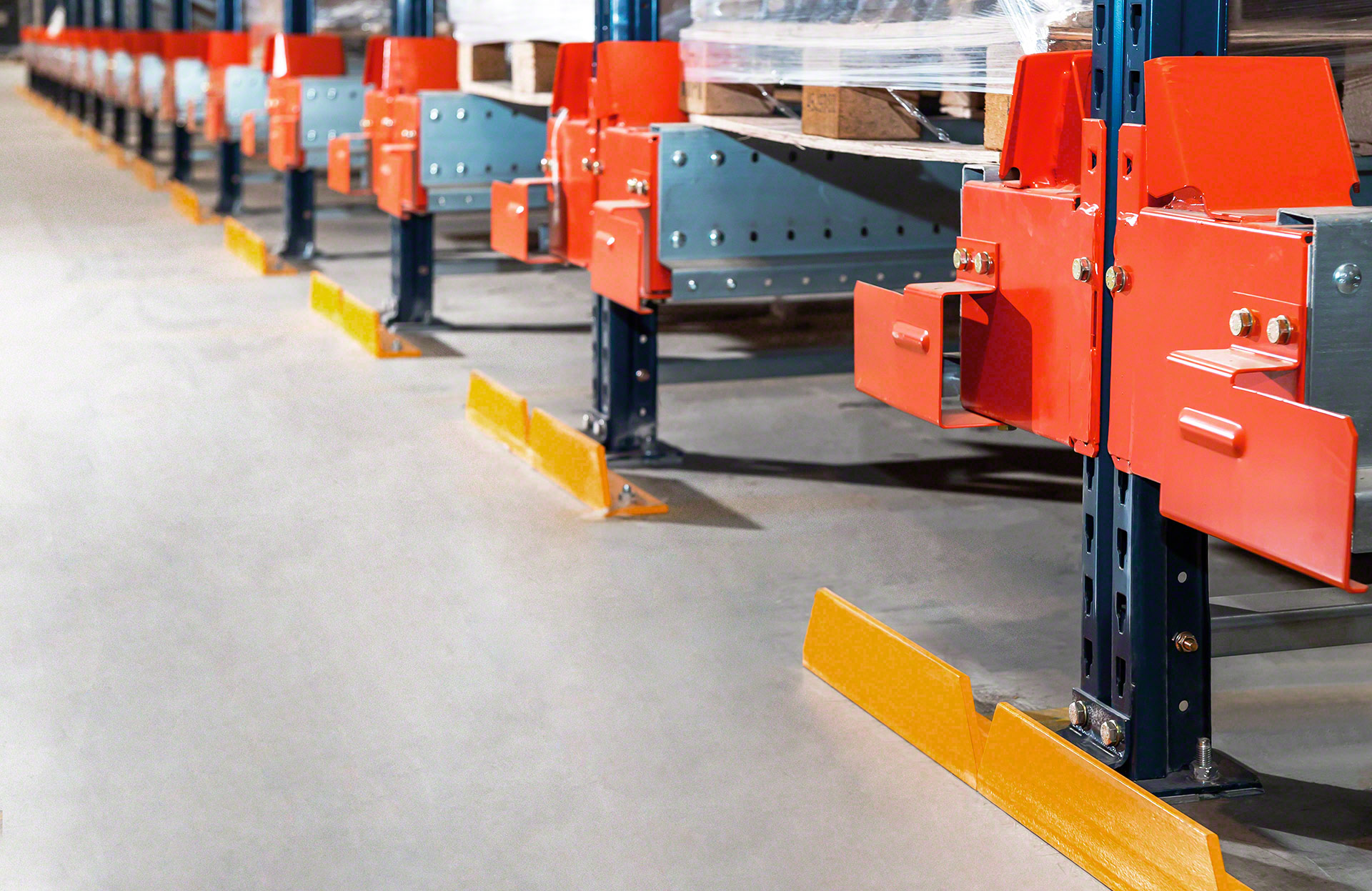 Pallet Shuttle Racking System - Mecalux.com