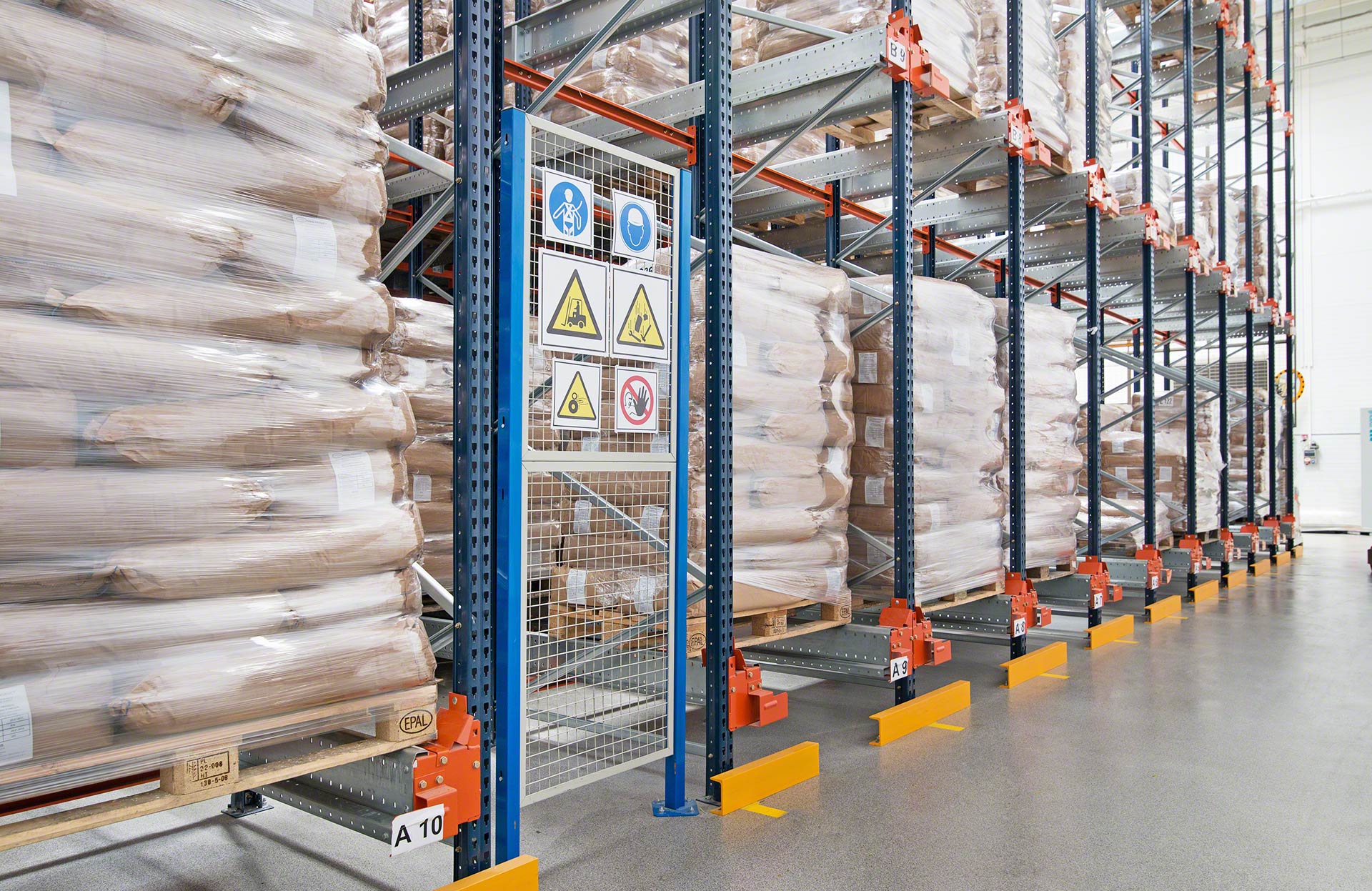 Pallet Shuttle Racking System - Mecalux.com