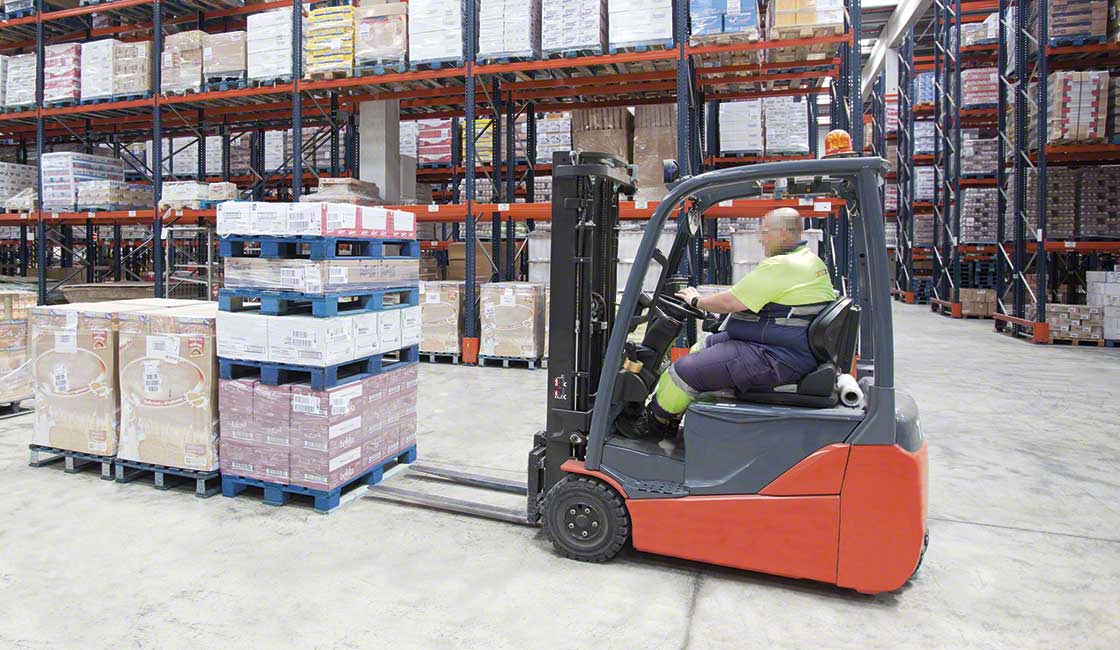 Ideal forklifts for each warehouse type - Mecalux.com