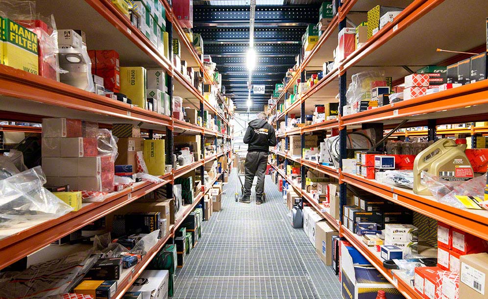 Motores: warehouse for car spare parts - Mecalux.com