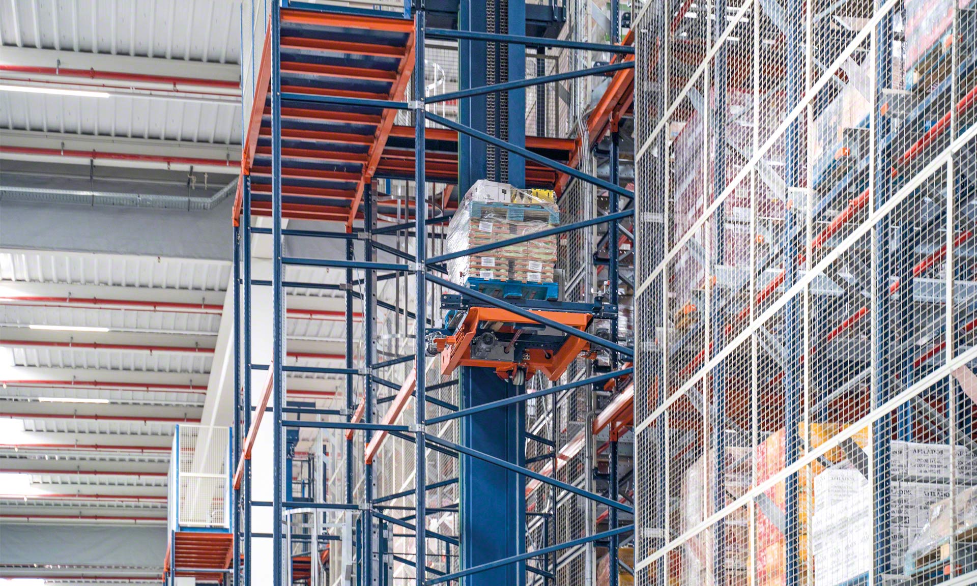 Pallet lifts and vertical conveyors - Mecalux.com