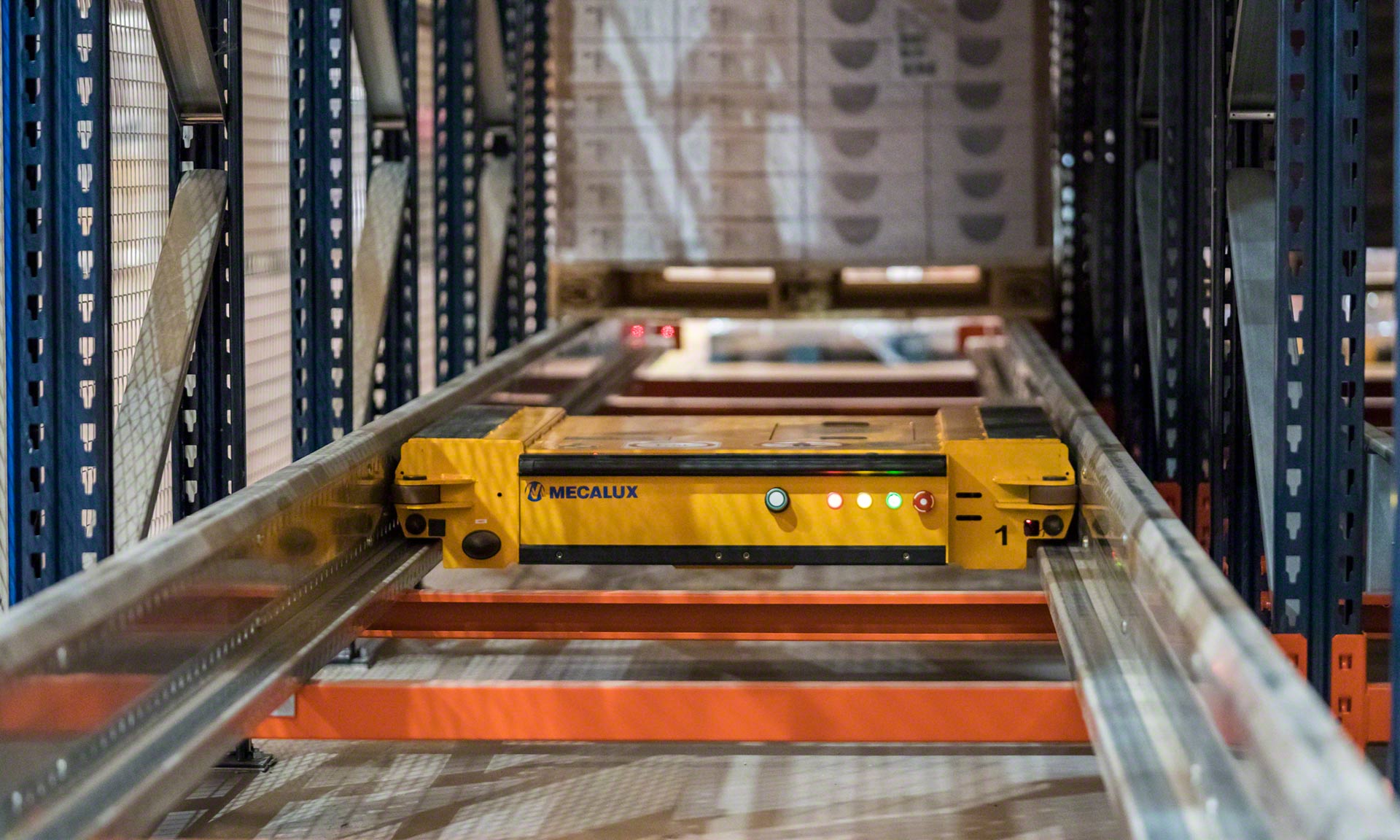 Pallet shuttles store