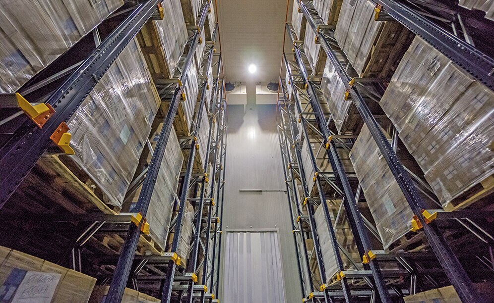 A logistics centre with six frozen storage chambers - Mecalux.com
