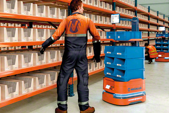 Autonomous Mobile Robots (AMRs) - Mecalux.com