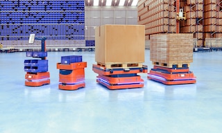 Autonomous Mobile Robots (AMRs) - Mecalux.com