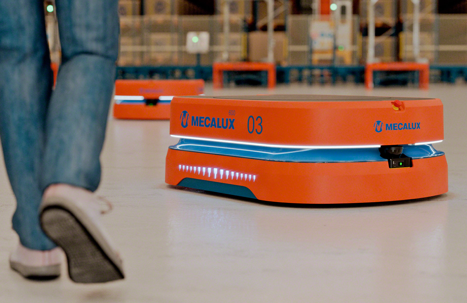 Autonomous Mobile Robots (AMRs) - Mecalux.com Autonomous Mobile Robots (AMRs) - Mecalux.com
