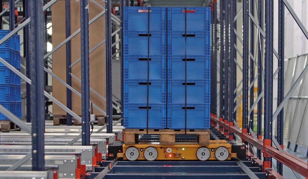 4 way shuttle: High-tech pallet storage - Mecalux.com