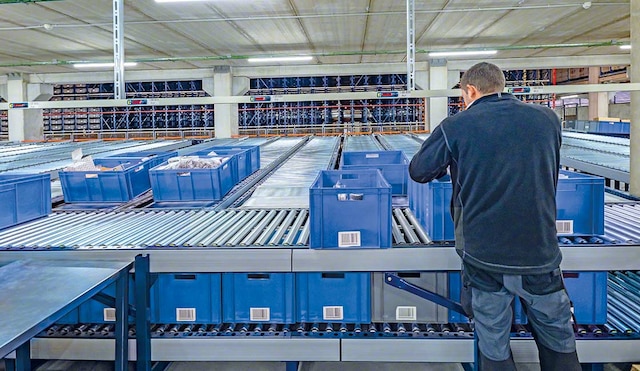 Automated picking for fast deliveries - Mecalux.com Automated picking for fast deliveries - Mecalux.com