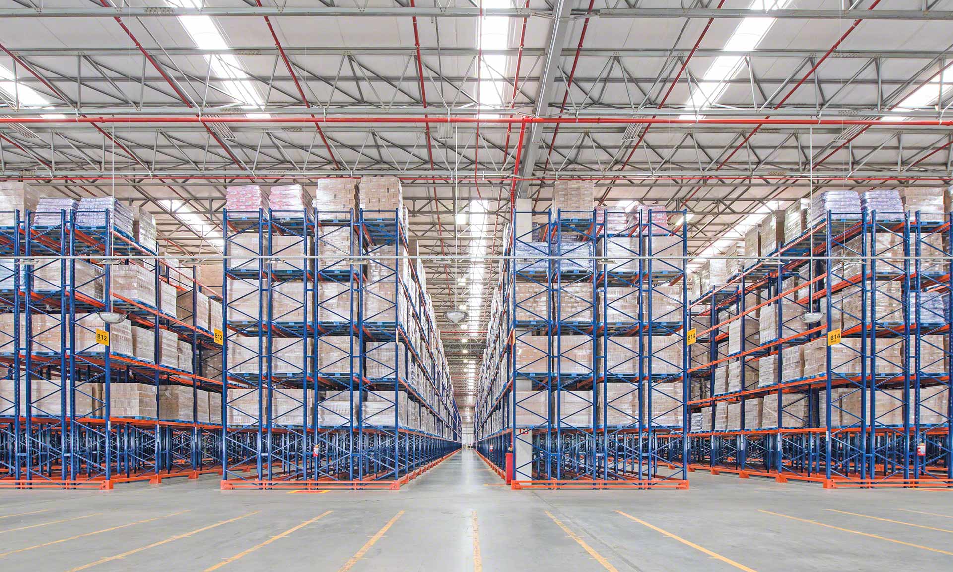 Double-deep pallet racking for warehouses - Mecalux.com