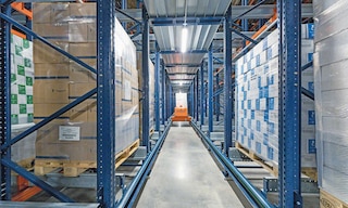 Logistics staging area in a warehouse - Mecalux.com
