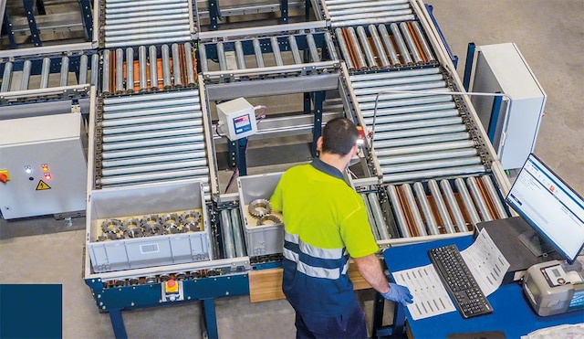 Picking systems for warehouse efficiency - Mecalux.com