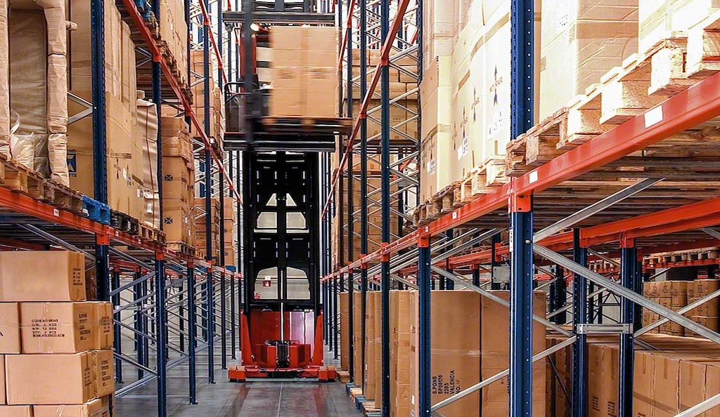 VNA pallet racking: uses in warehousing - Mecalux.com