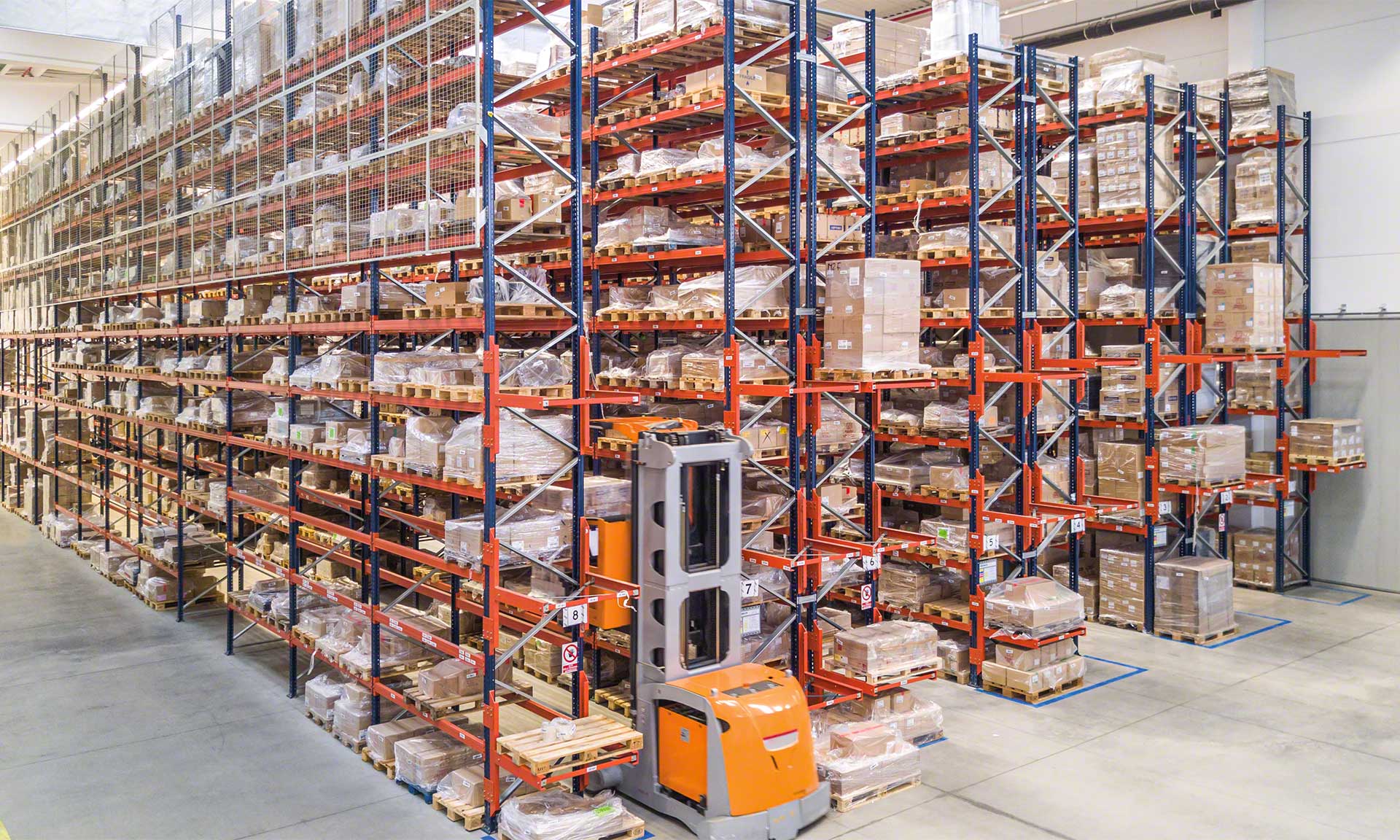 VNA pallet racking: uses in warehousing - Mecalux.com