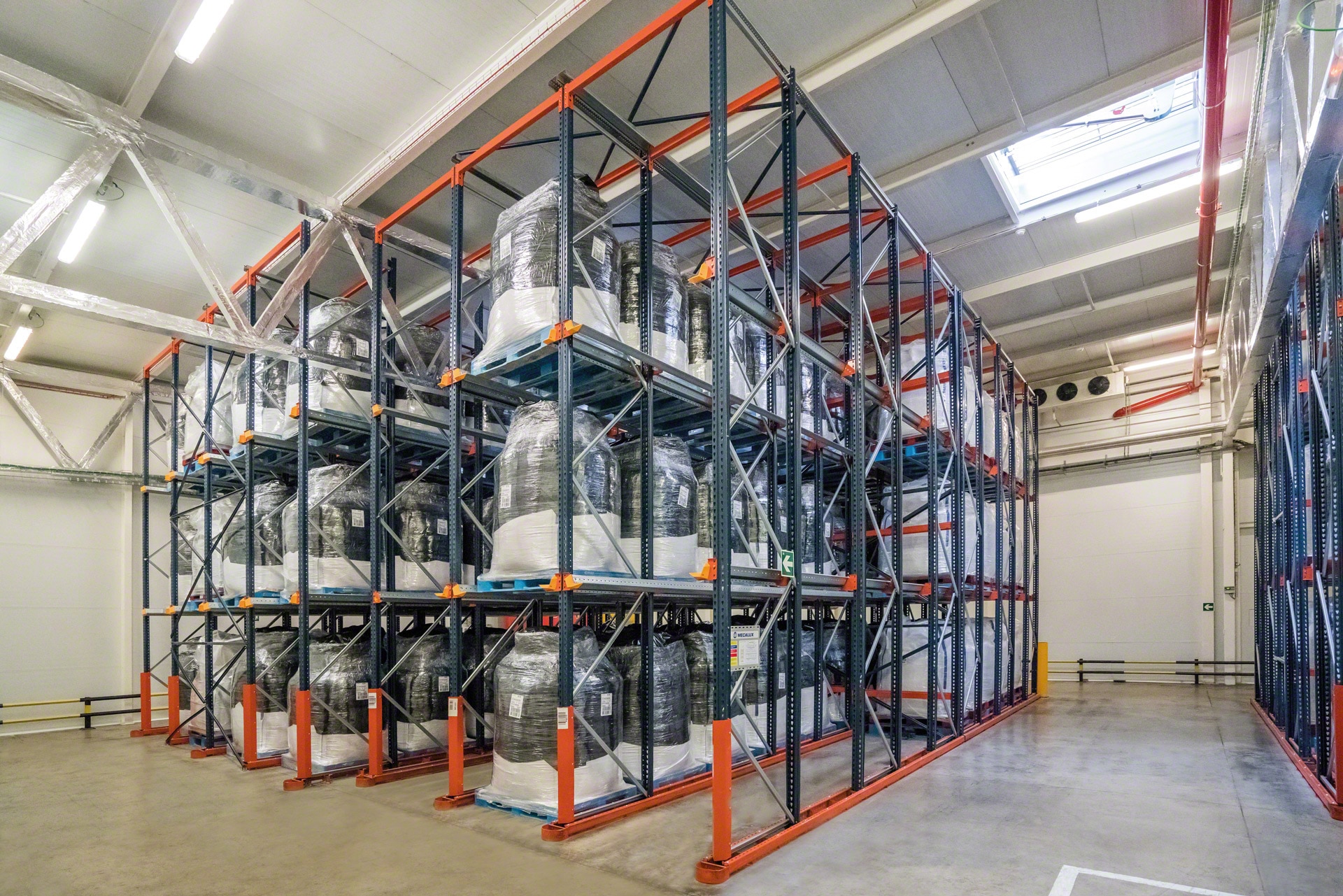 Drive-in pallet racking | Pallet racking - Mecalux.com