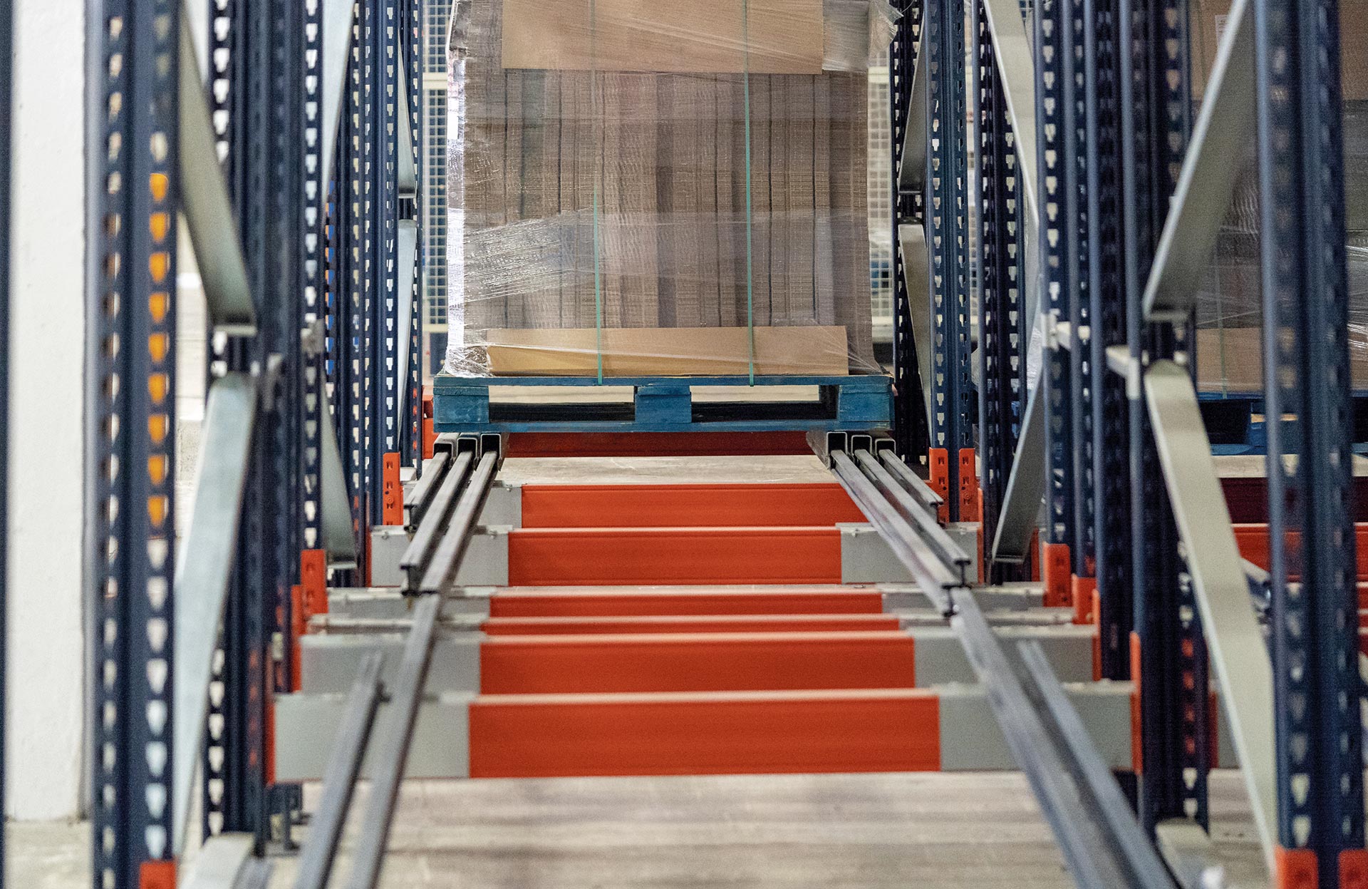 Push-Back Pallet Racking - Mecalux.com