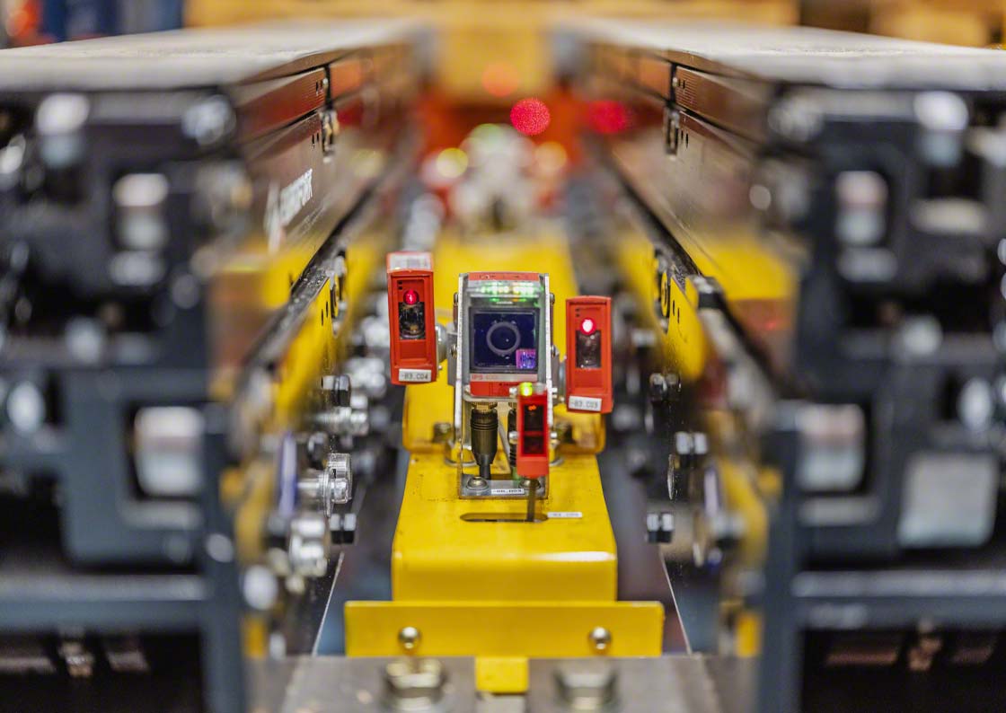 Stacker crane positioning system - Mecalux.com