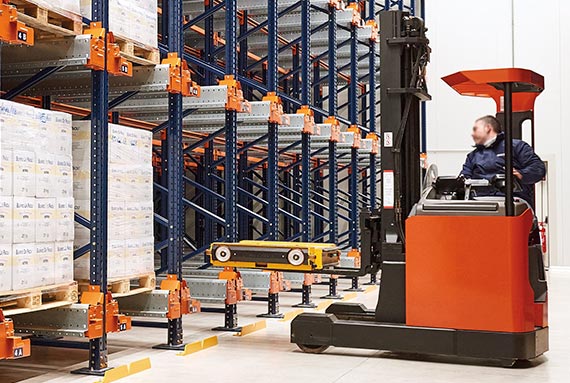 Pallet Shuttle Racking System - Mecalux.com