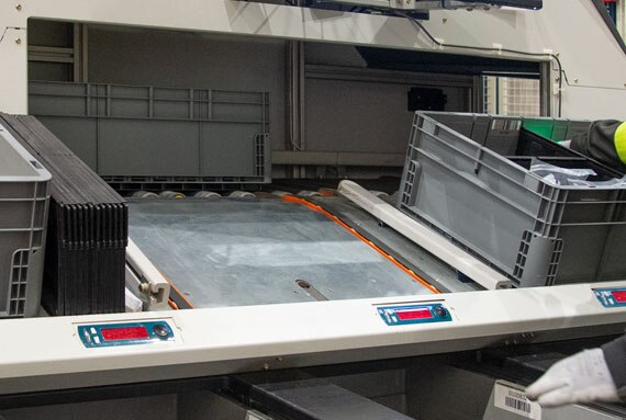 High-Performance Pick Station - Mecalux.com