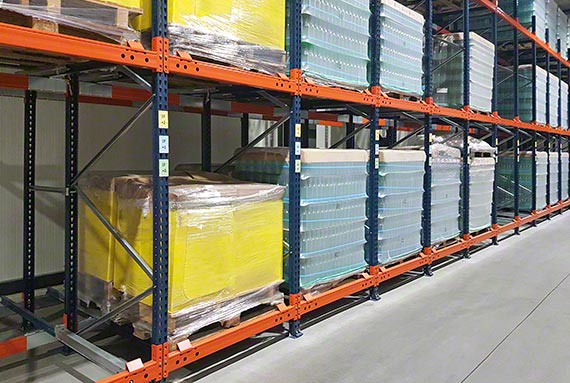 Push-Back Pallet Racking - Mecalux.com