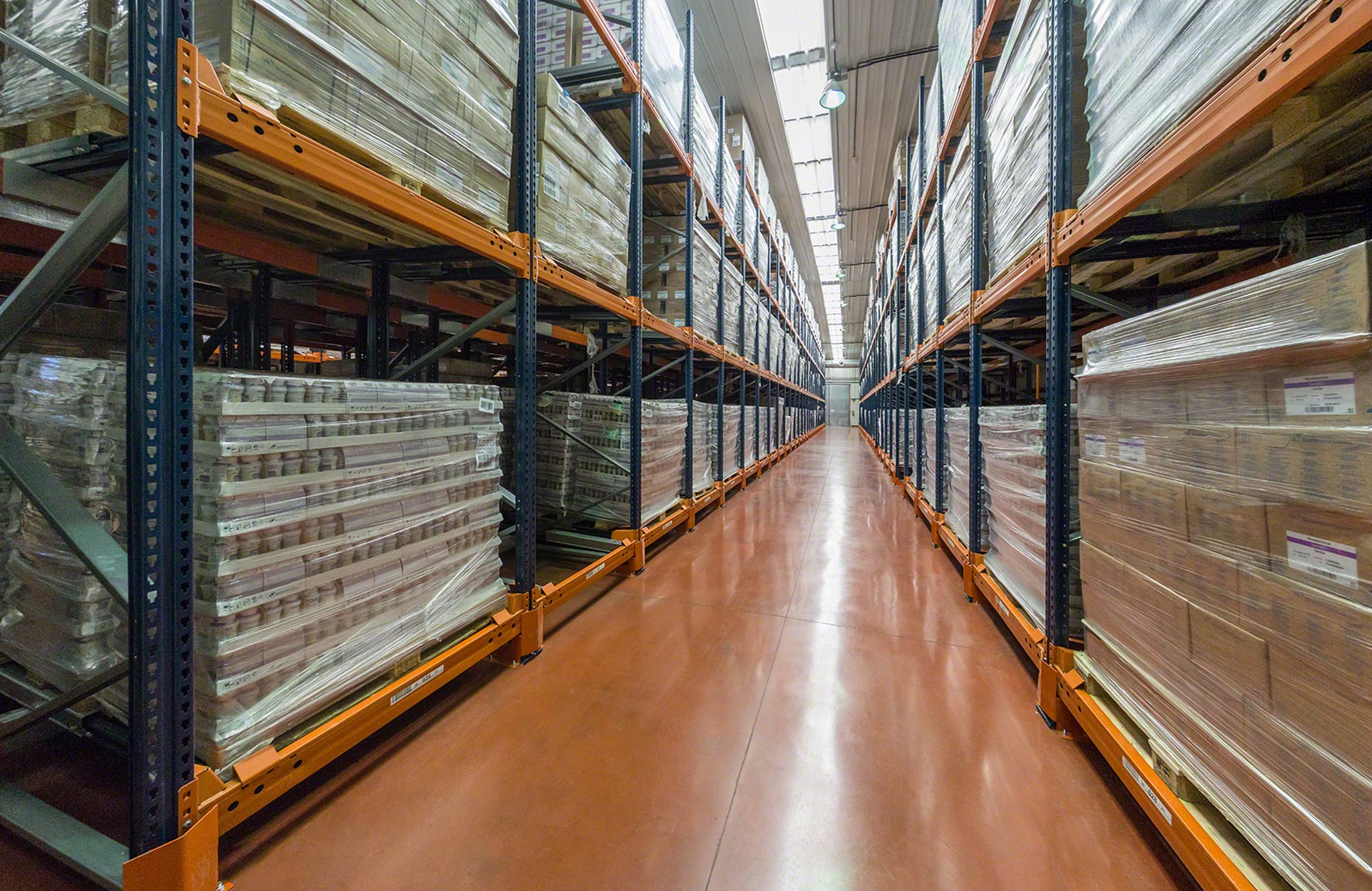 Push-Back Pallet Racking - Mecalux.com