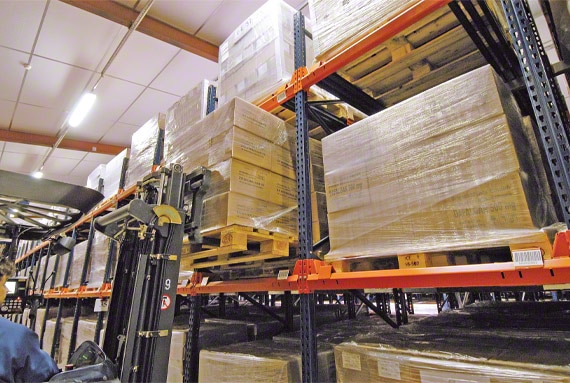 Push-Back Pallet Racking - Mecalux.com