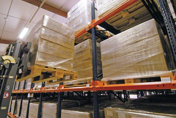 Push-Back Pallet Racking - Mecalux.com