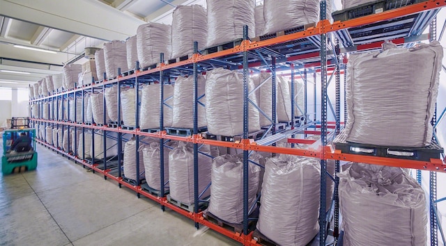 Mobile Racks (Mobile Pallet Racking System) - Mecalux.com