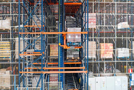 Vertical conveyors (pallet elevators) - Mecalux.com