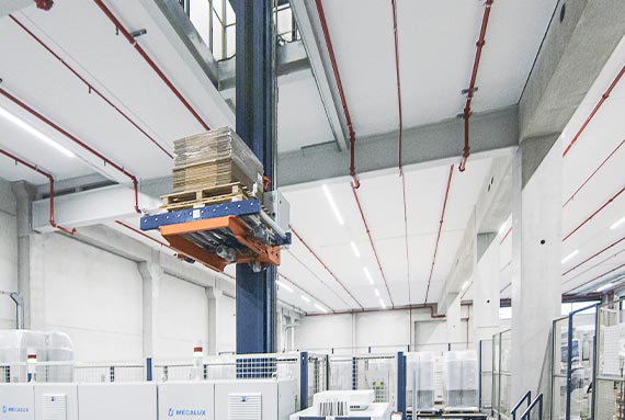 Vertical conveyors (pallet elevators) - Mecalux.com