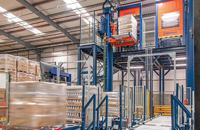 Vertical conveyors (pallet elevators) - Mecalux.com